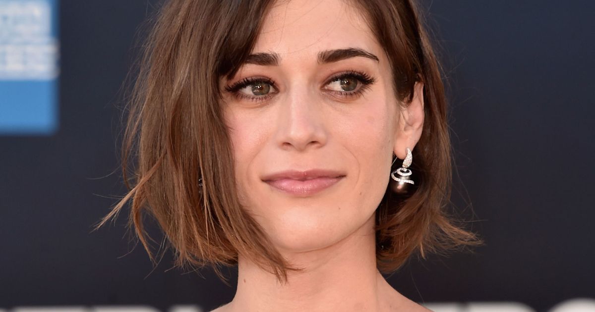 Lizzy Caplan to Portray Alcoholic Writer in New Dark Comedy
