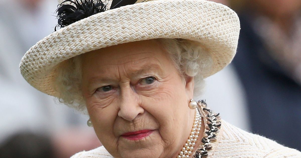 Buckingham Palace: Teeming With Tinder Hookups