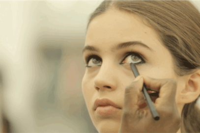 Beauty GIF: How to Draw Stop-Start Eyeliner