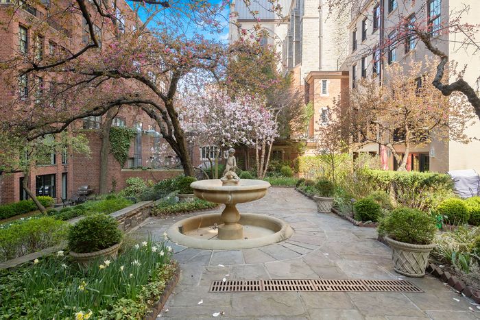 A Lenox Hill Townhouse With an Eccentric Sculptural Railing