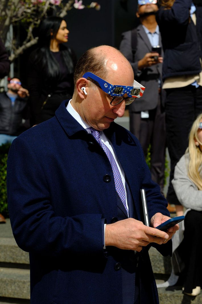 New Yorkers Watching the Solar Eclipse: See Photos