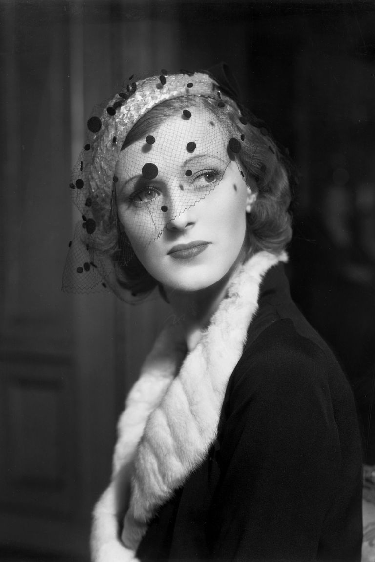 20 Vintage Photos of Beautiful Women in Veils