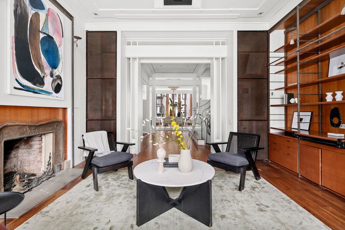 A Lenox Hill Townhouse With an Eccentric Sculptural Railing