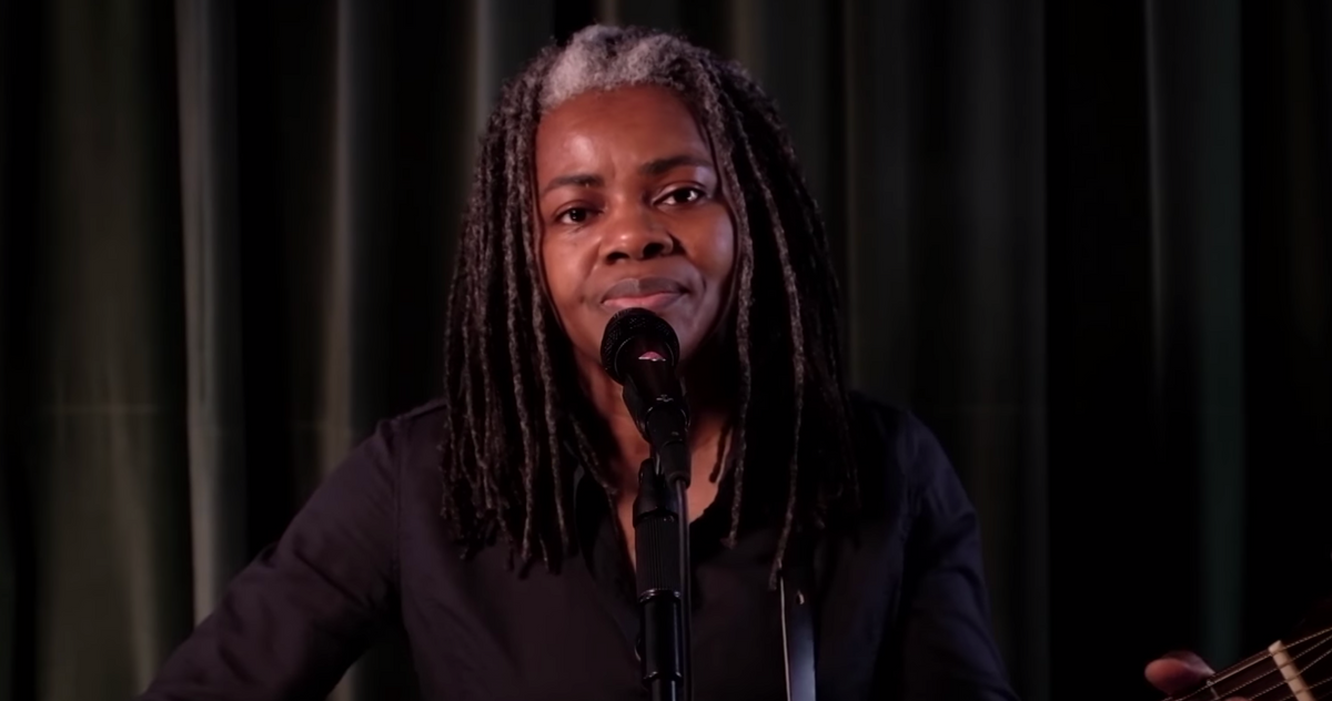 Tracy Chapman Sings ‘Talkin Bout a Revolution’ on Late Night