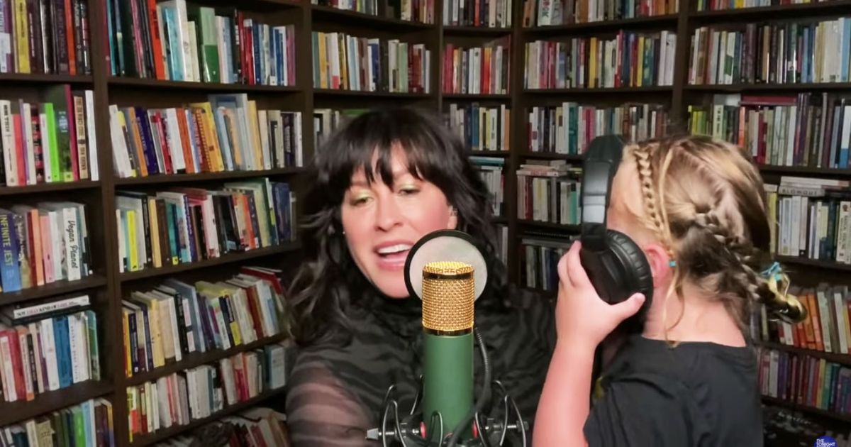 Alanis Morissette Performs ‘Ablaze’ With Daughter on Fallon
