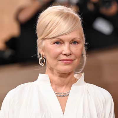 Pamela Anderson Goes Back to Blonde
