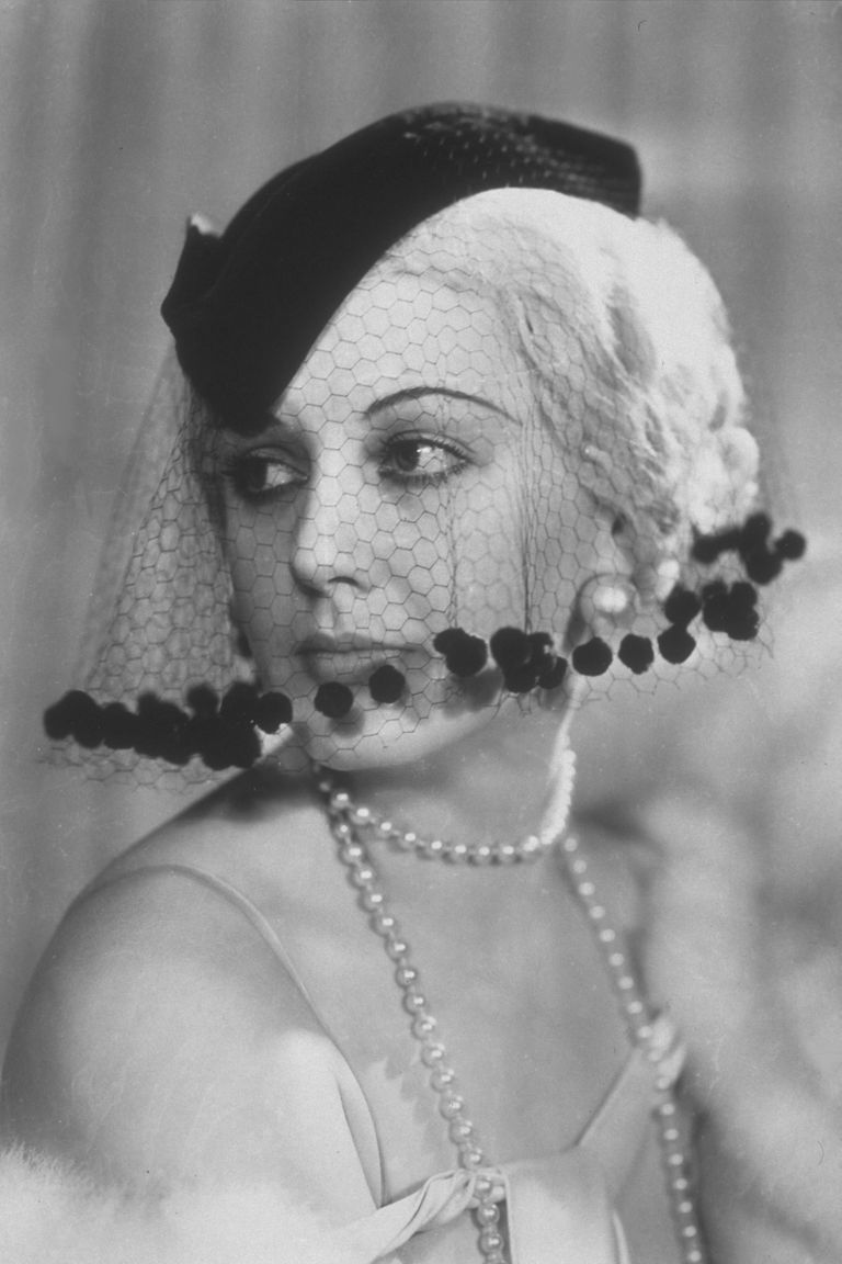 20 Vintage Photos of Beautiful Women in Veils