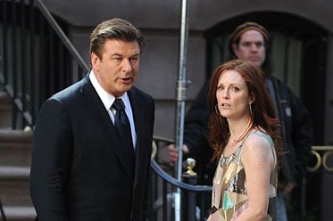 See Julianne Moore and Alec Baldwin Hobnobbing on the 30 Rock Set ...
