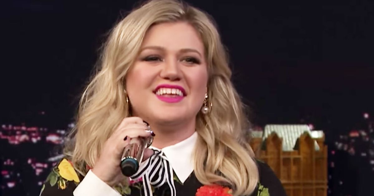 Kelly Clarkson Sings Google Translated Songs, Is Great at It