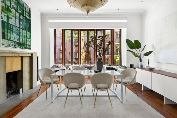 A Lenox Hill Townhouse With an Eccentric Sculptural Railing