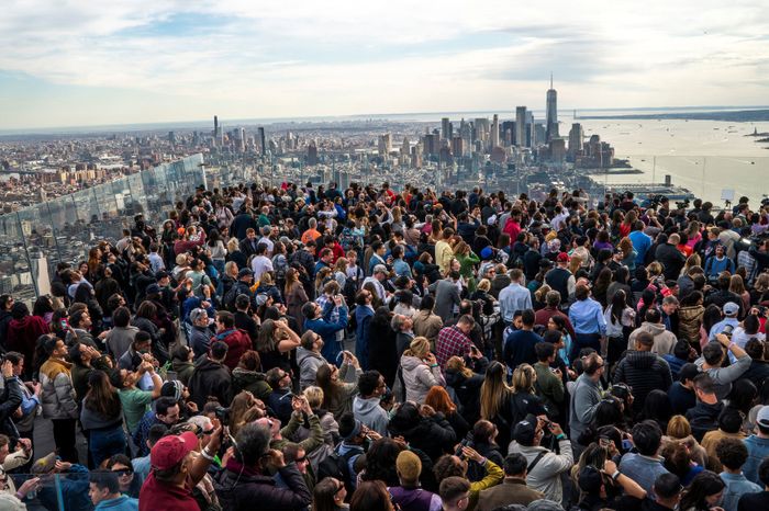 New Yorkers Watching the Solar Eclipse: See Photos