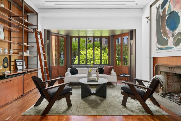 A Lenox Hill Townhouse With an Eccentric Sculptural Railing