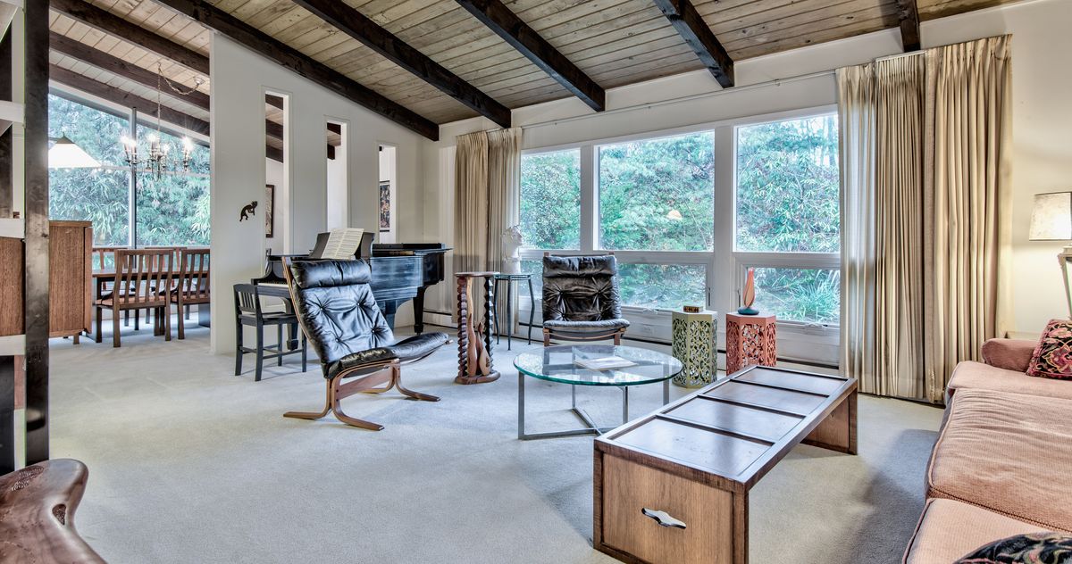 A Preserved Mid-Century Ranch in Melville’s Tuxedo Hills