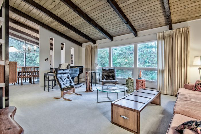 A Preserved Mid-Century Ranch in Melville’s Tuxedo Hills