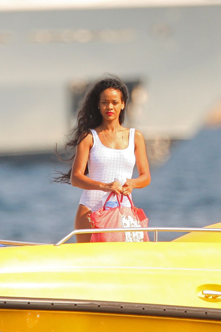 30 Bombshell Babes in Modest Swimwear