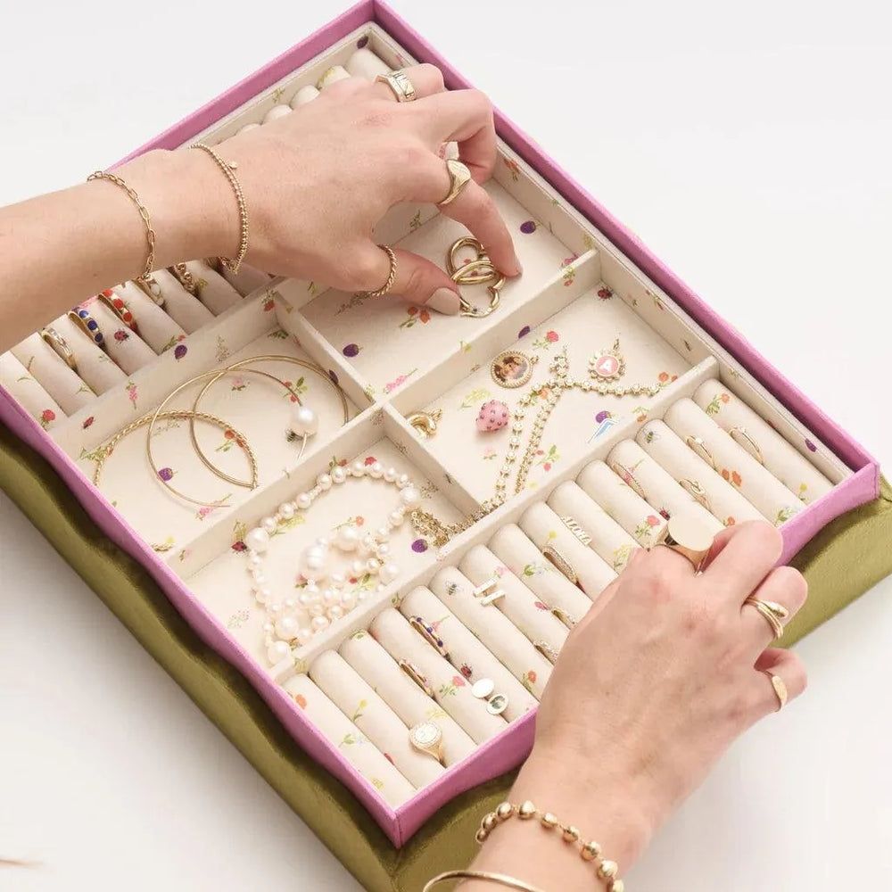 Jewelry box that holds necklaces store