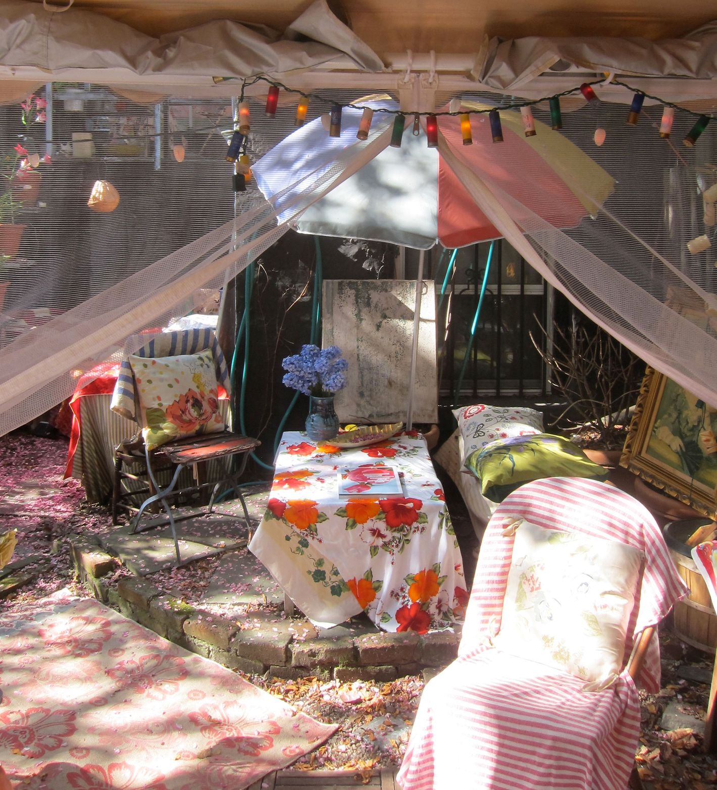 Inside a Backyard Wonderland That’s Perfect for Parties