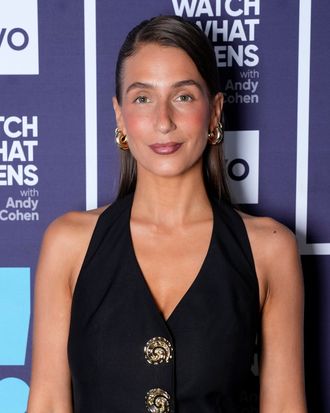 Amanda Batula Is Sorry, Wants to Get Back to Posting