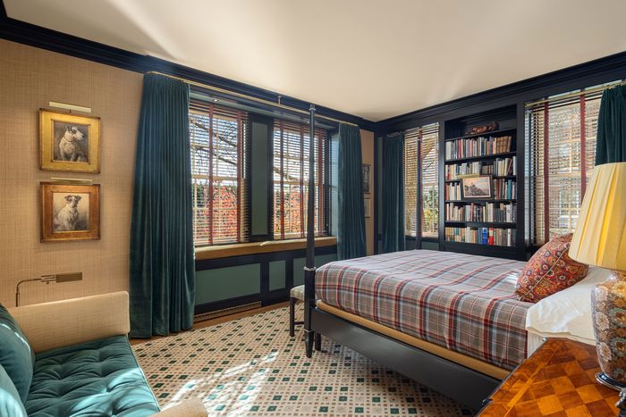 A Sutton Place Maisonette Designed by a Historian