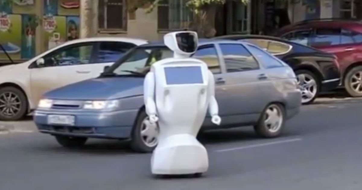 Robot Escapes Russian Lab and Roams Streets