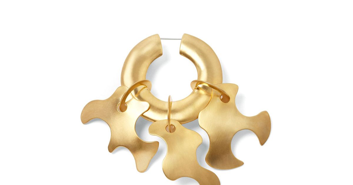 How to Pull Off the Single-Earring Trend