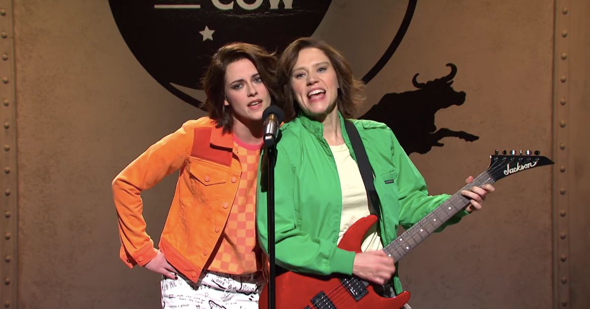 Kristen Stewart Stars in SNL’s Cut-for-Time Open-Mic Sketch