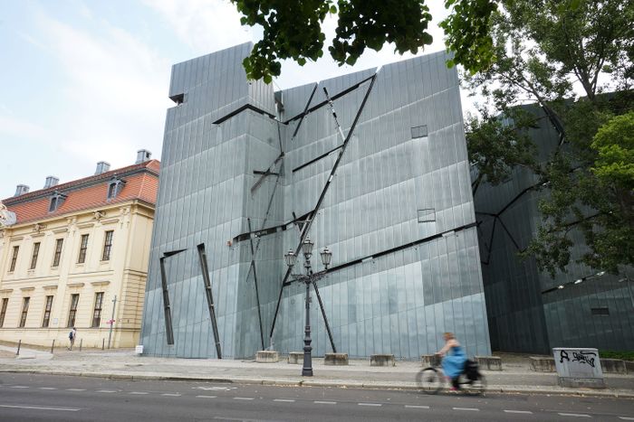 Is There Still an Architectural Avant-Garde?