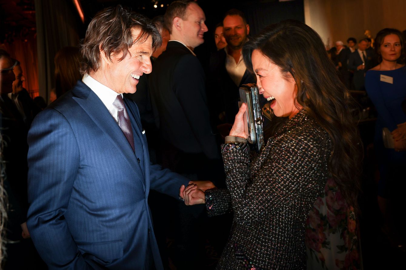 Oscar Nominees Take Class Photo And Flirt With Tom Cruise