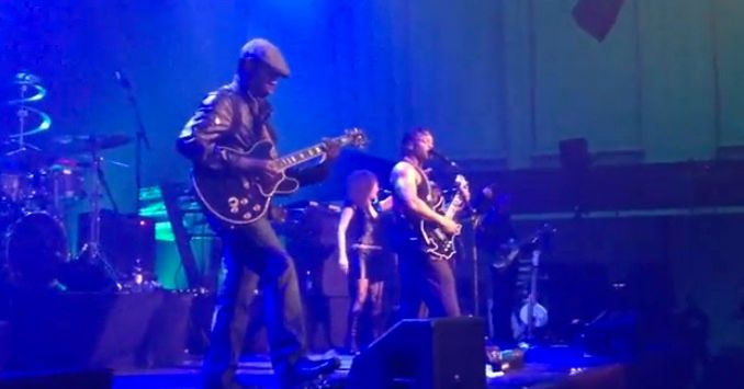 D’Angelo Comeback Watch: Now With Actual Concert Footage!