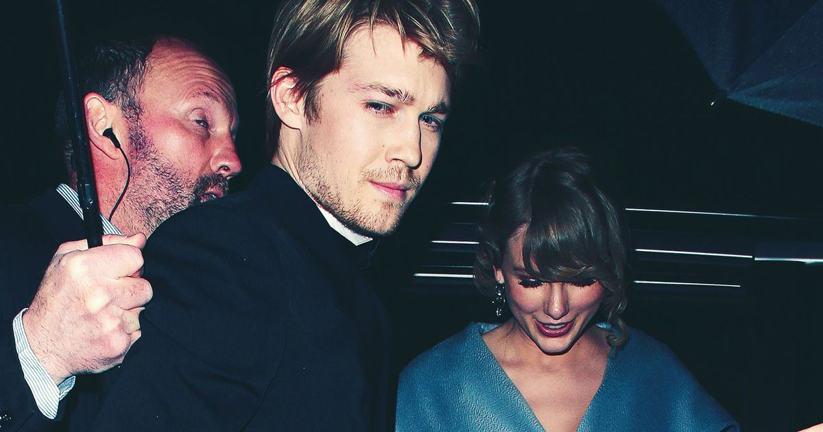 Taylor Swift Joe Alwyn Show Pda At Vanity Fair Oscars Party