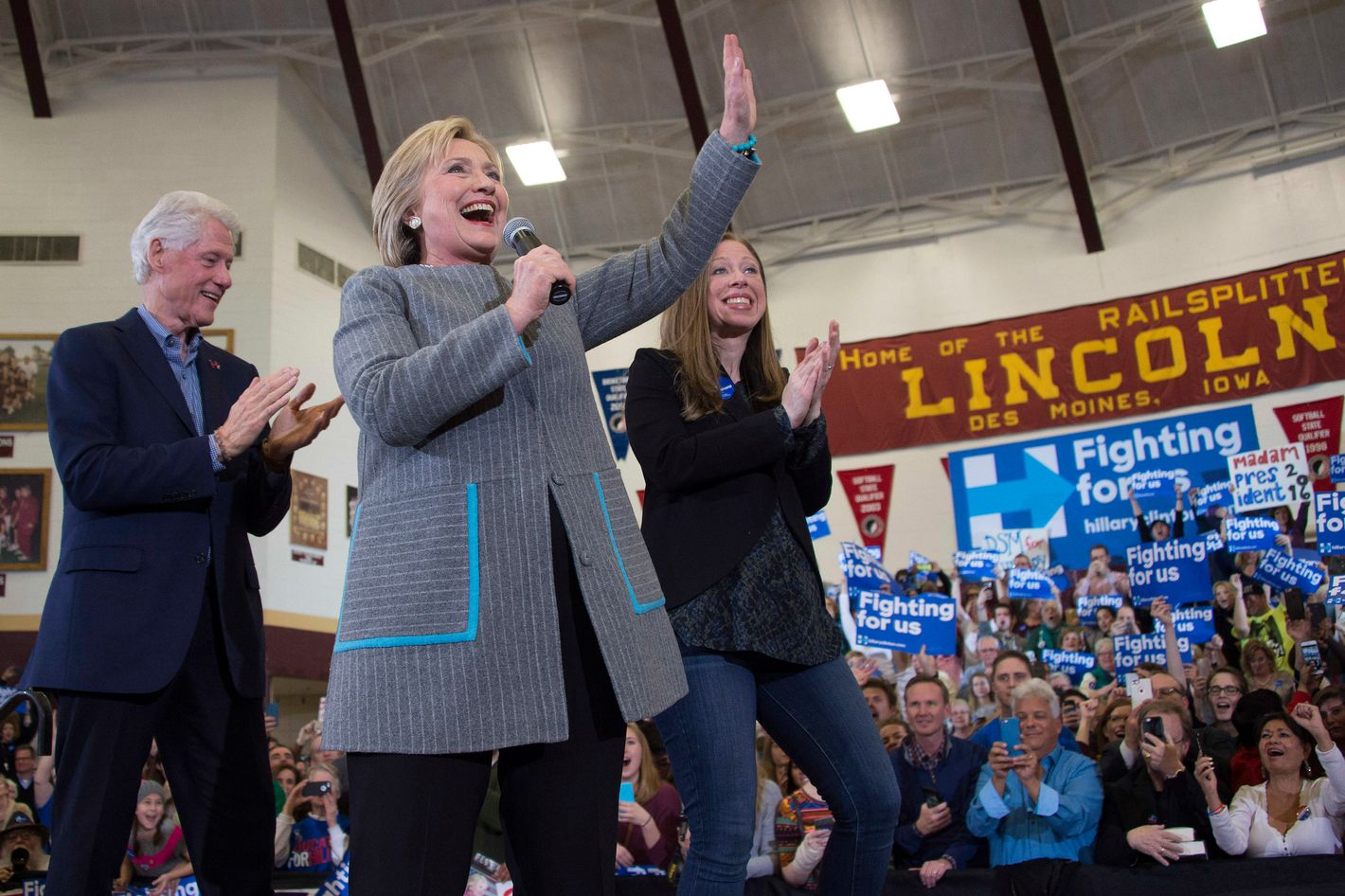 Final Poll Shows Sanders, Trump Winning in Iowa