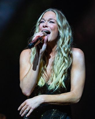 LeAnn Rimes’s Teeth Fell Out Onstage While Performing