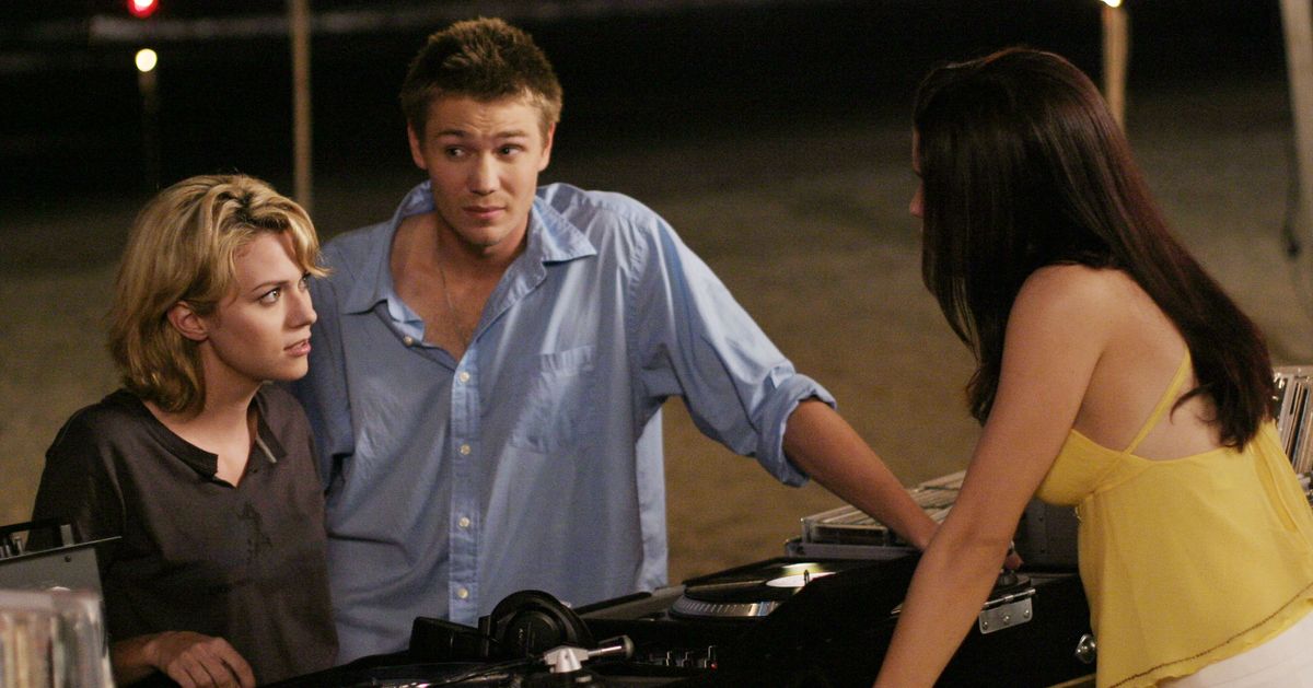 Bust Out Your Old WB Posters: The One Tree Hill Cast Will Reunite in ...