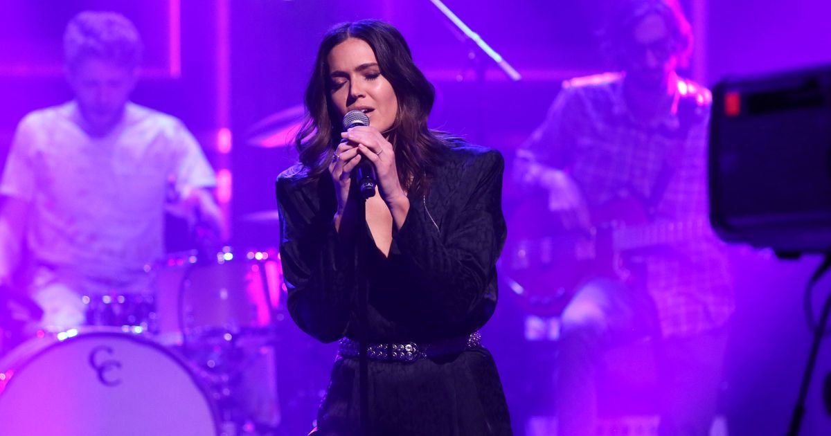 Mandy Moore Sings ‘When I Wasn’t Watching’ on Fallon: WATCH