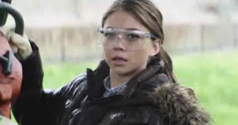 Watch Sarah Hyland, Amy Smart, and Mark Rolston Try to Take Out Mother ...