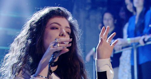 Watch Lorde Perform ‘Royals’ on Late Night With Jimmy Fallon