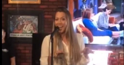 Watch Colbie Caillat Sing ‘Smelly Cat’ at Central Perk
