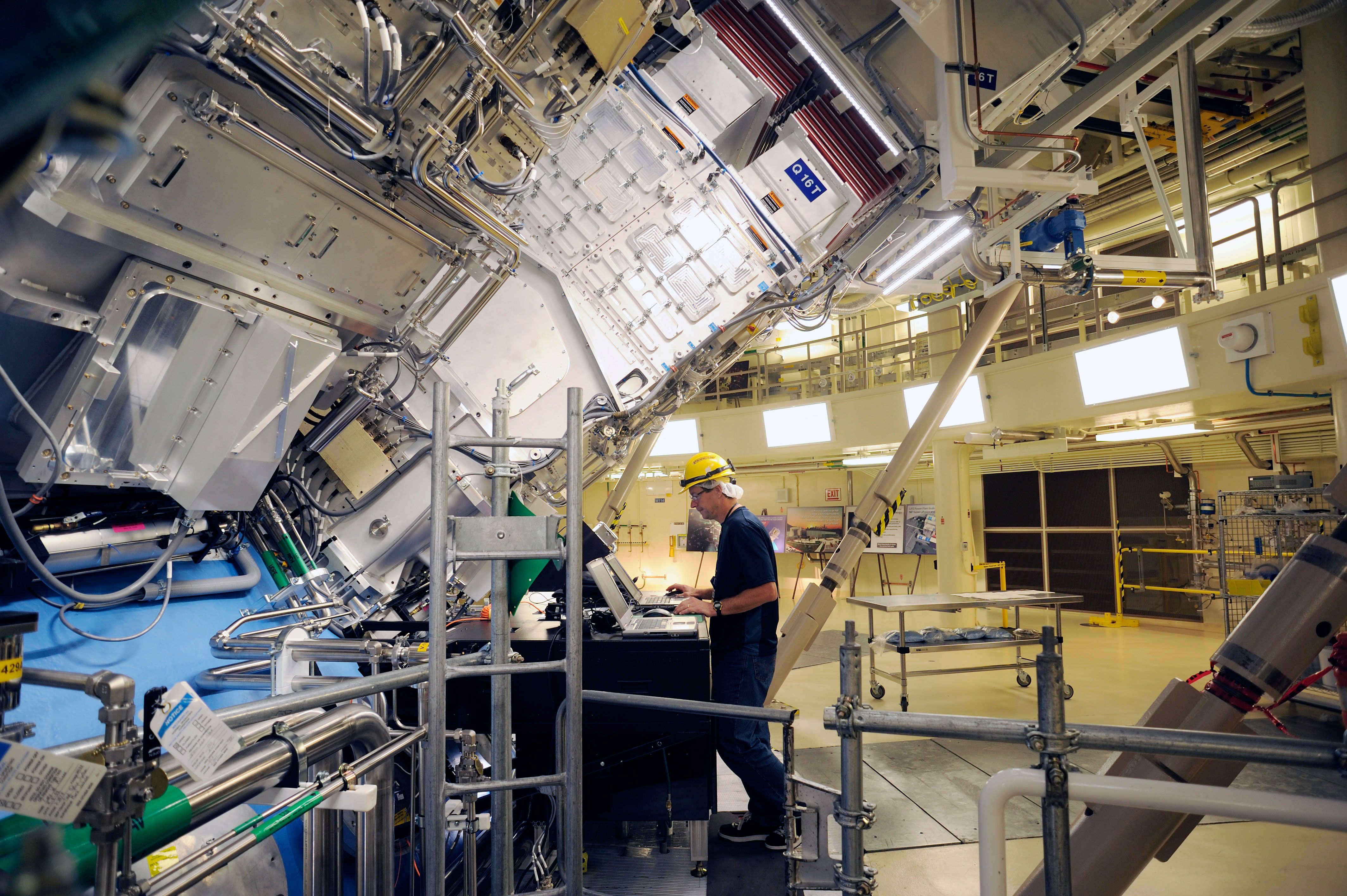 Nuclear Fusion Laser Reactor