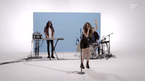 A Complete GIF Guide to Lorde’s Dance Moves