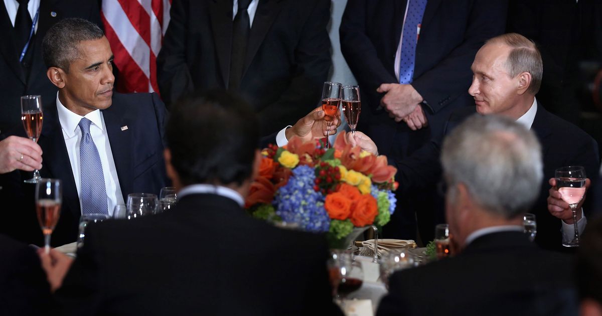 Here Is a Photo of Obama and Putin Taking Part in a Very Fierce Rosé Toast