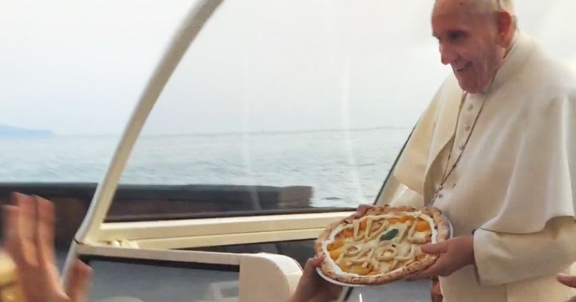 An Ecstatic Pizzeria Owner Rushed to Deliver a Pie to Pope Francis