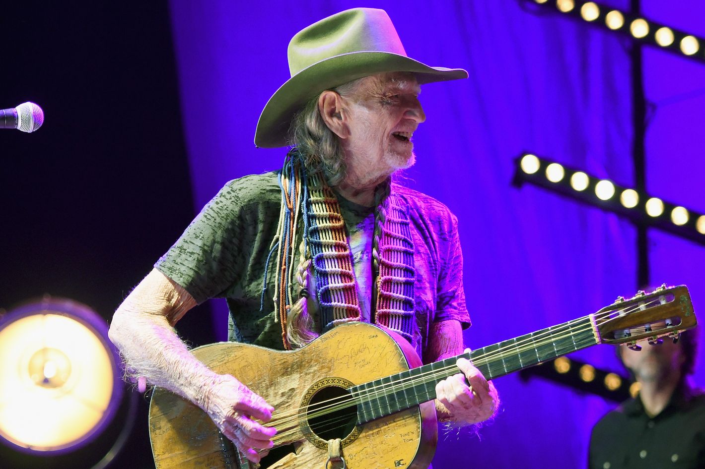 Willie Nelson Smoking Weed Machine That's Just The Way Willie Rolls"