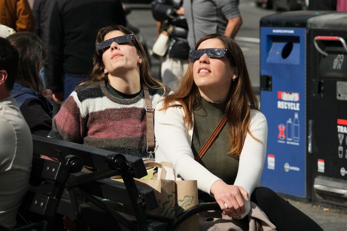 New Yorkers Watching the Solar Eclipse: See Photos