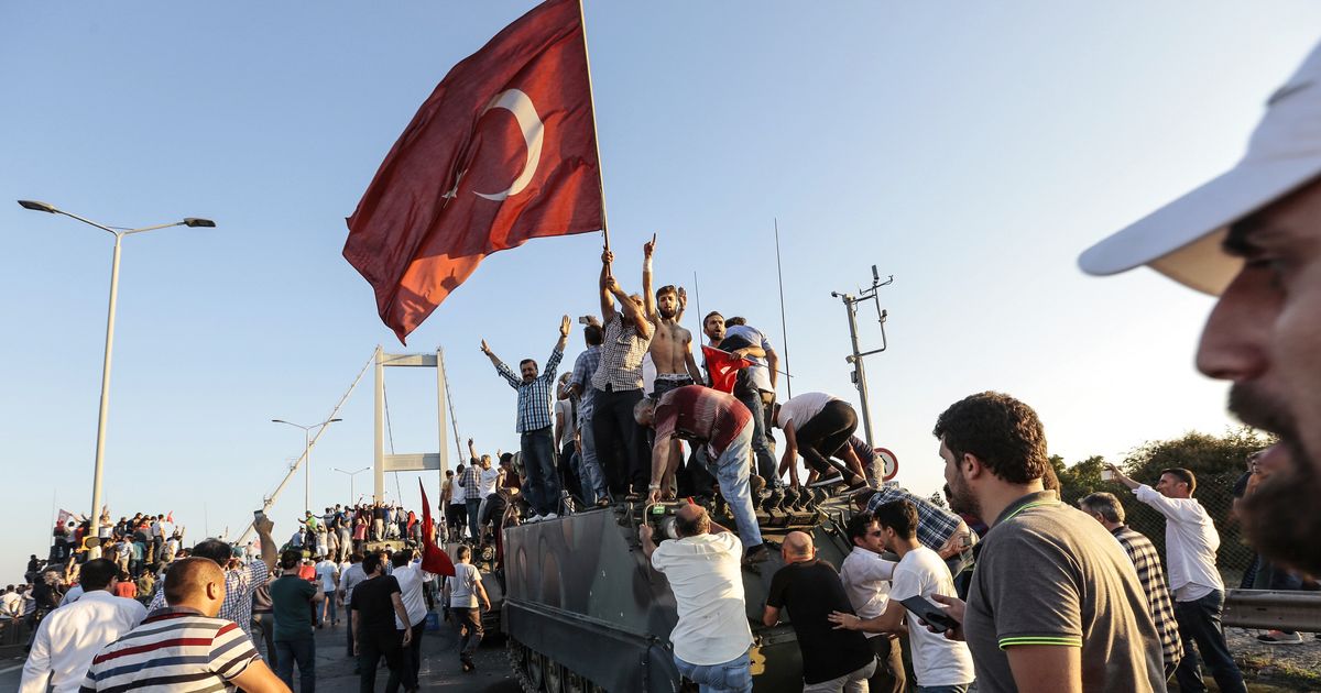 Hundreds Dead, Thousands Arrested After Failed Military Coup in Turkey