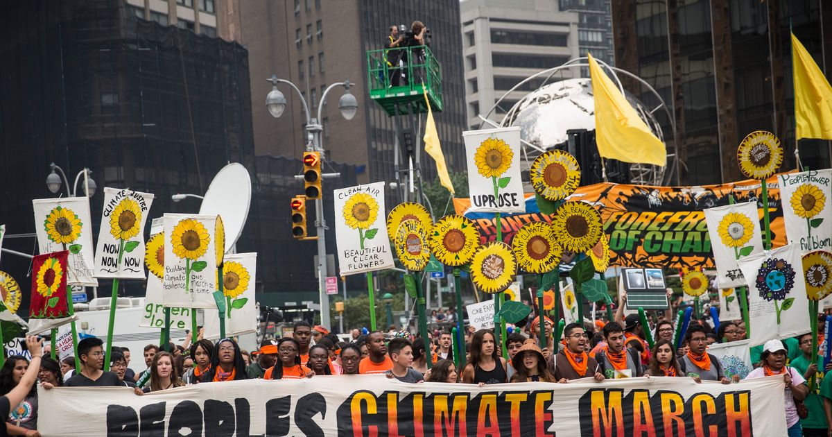 Leonardo DiCaprio, a Dinosaur, and Thousands of Others Showed Up for ...