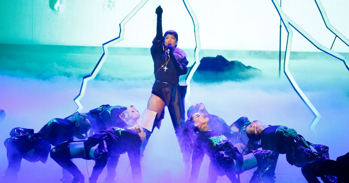 All the Looks Rihanna Wore at the 2016 MTV VMAs
