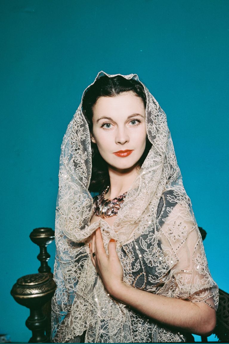 20 Vintage Photos of Beautiful Women in Veils