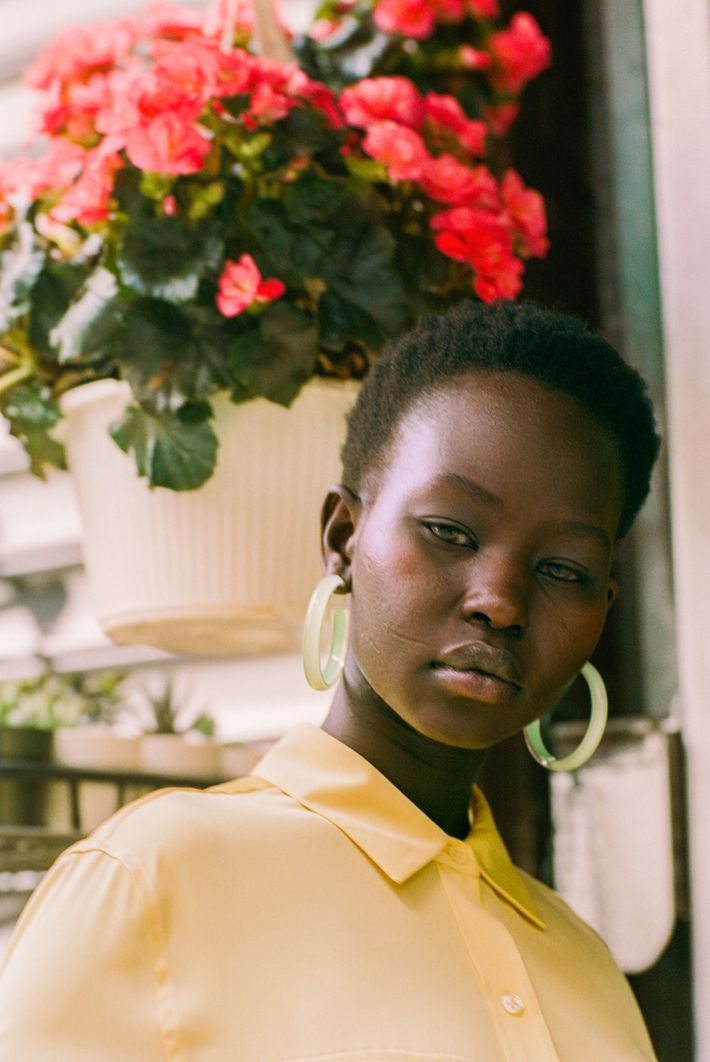 How to Style Monochromatic Yellow Outfit for Women