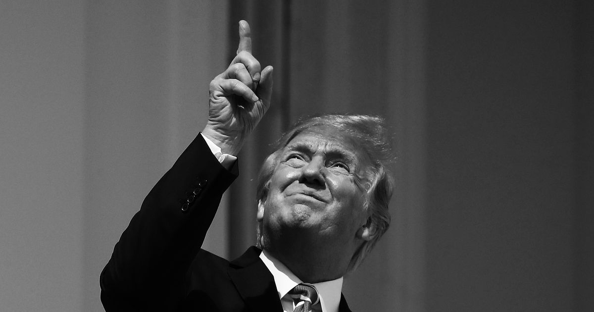 Tucker Carlson: Trump Looking At the Sun Was ‘Impressive’