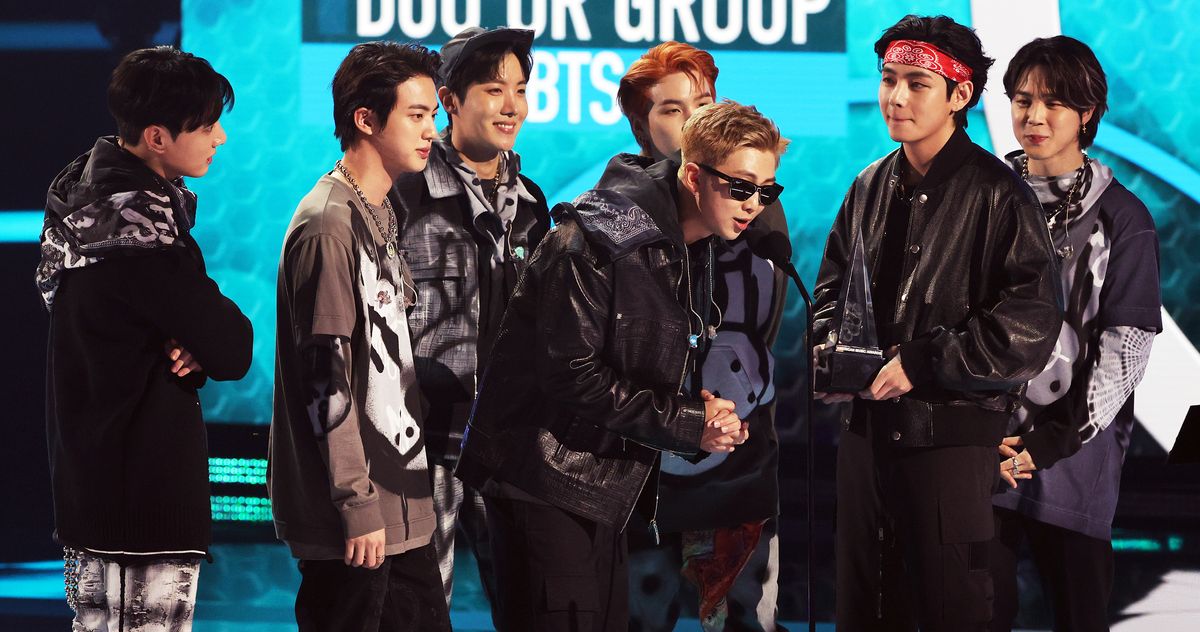 JoJo Siwa Got A Selfie With BTS At The 2021 AMAs